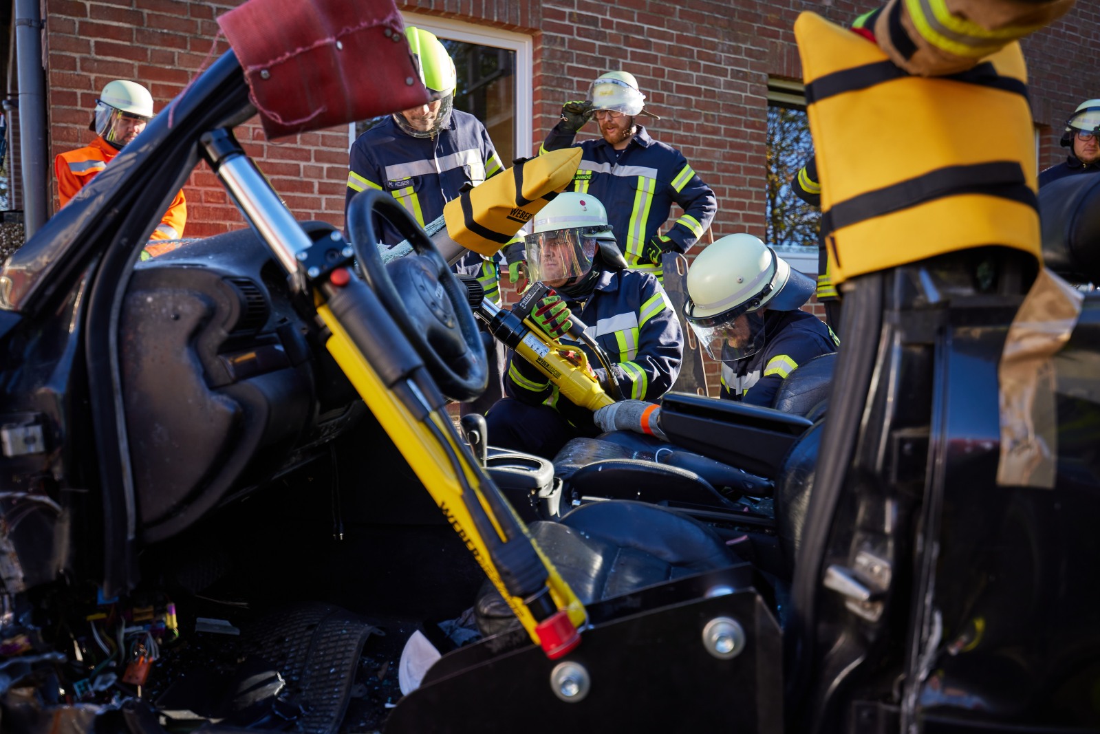 Übung mit Schere & Spreizer - Freiwillige Feuerwehr Bavendorf